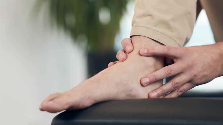 Enkelverzwikking: Oorzaken, Symptomen & Behandeling | Spine Clinics