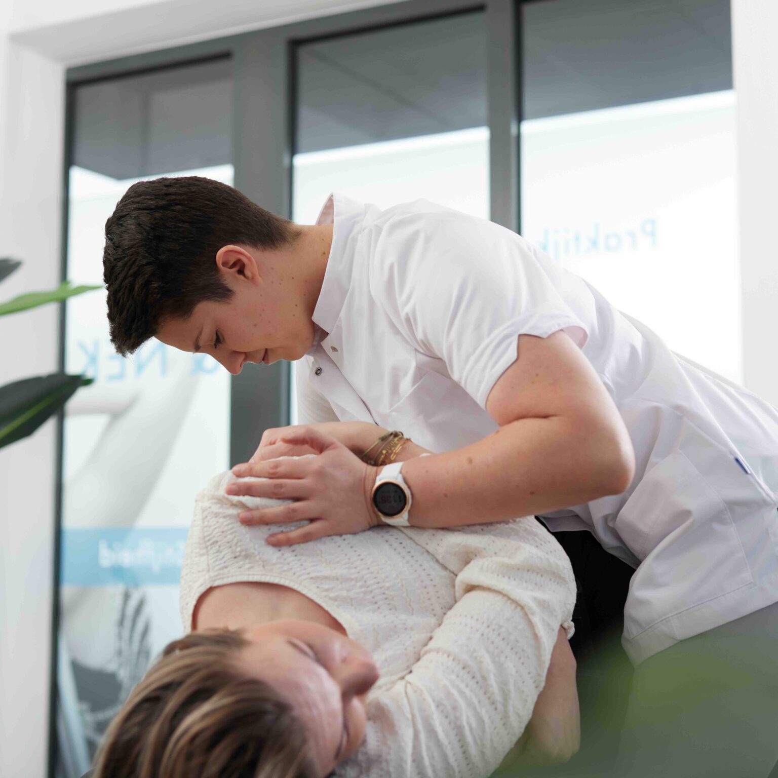 Verkrampte nekspieren – oorzaak, behandeling en tips - Spine Clinics