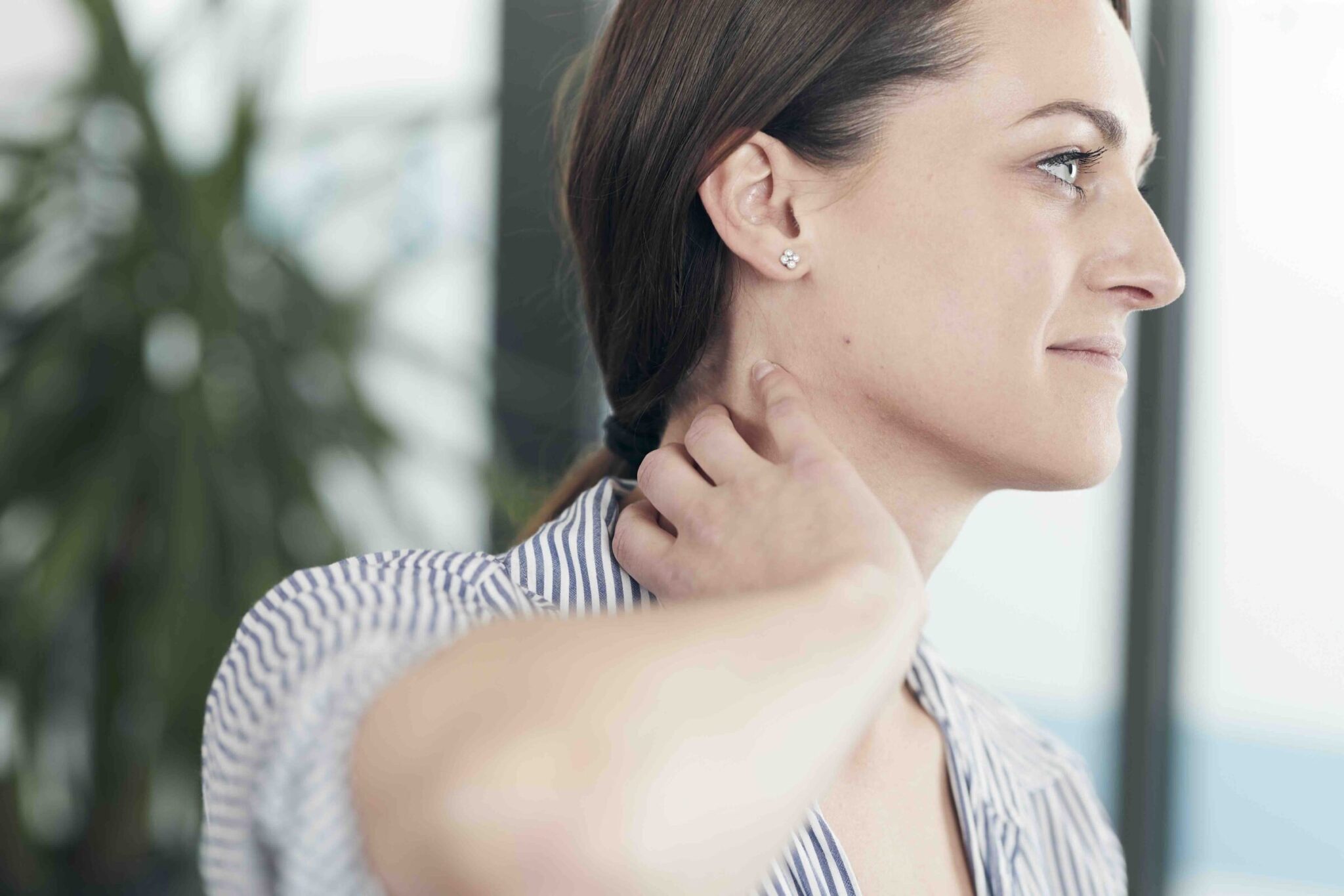 Verkrampte nekspieren – oorzaak, behandeling en tips - Spine Clinics