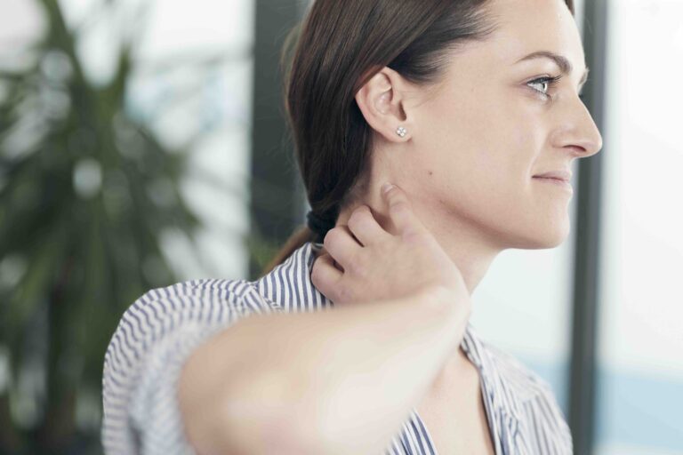 Verkrampte nekspieren – oorzaak, behandeling en tips - Spine Clinics
