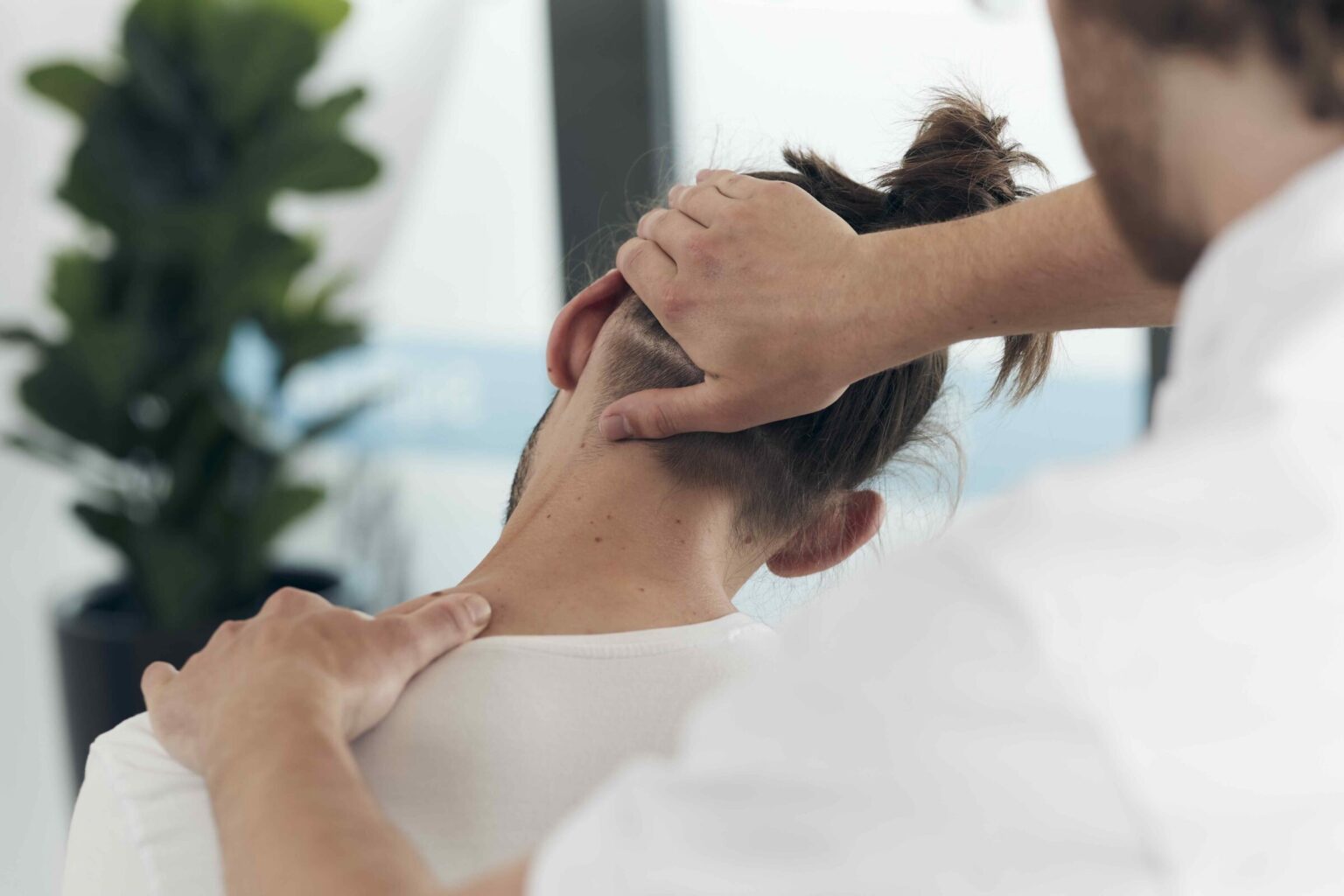 Verkrampte nekspieren – oorzaak, behandeling en tips - Spine Clinics