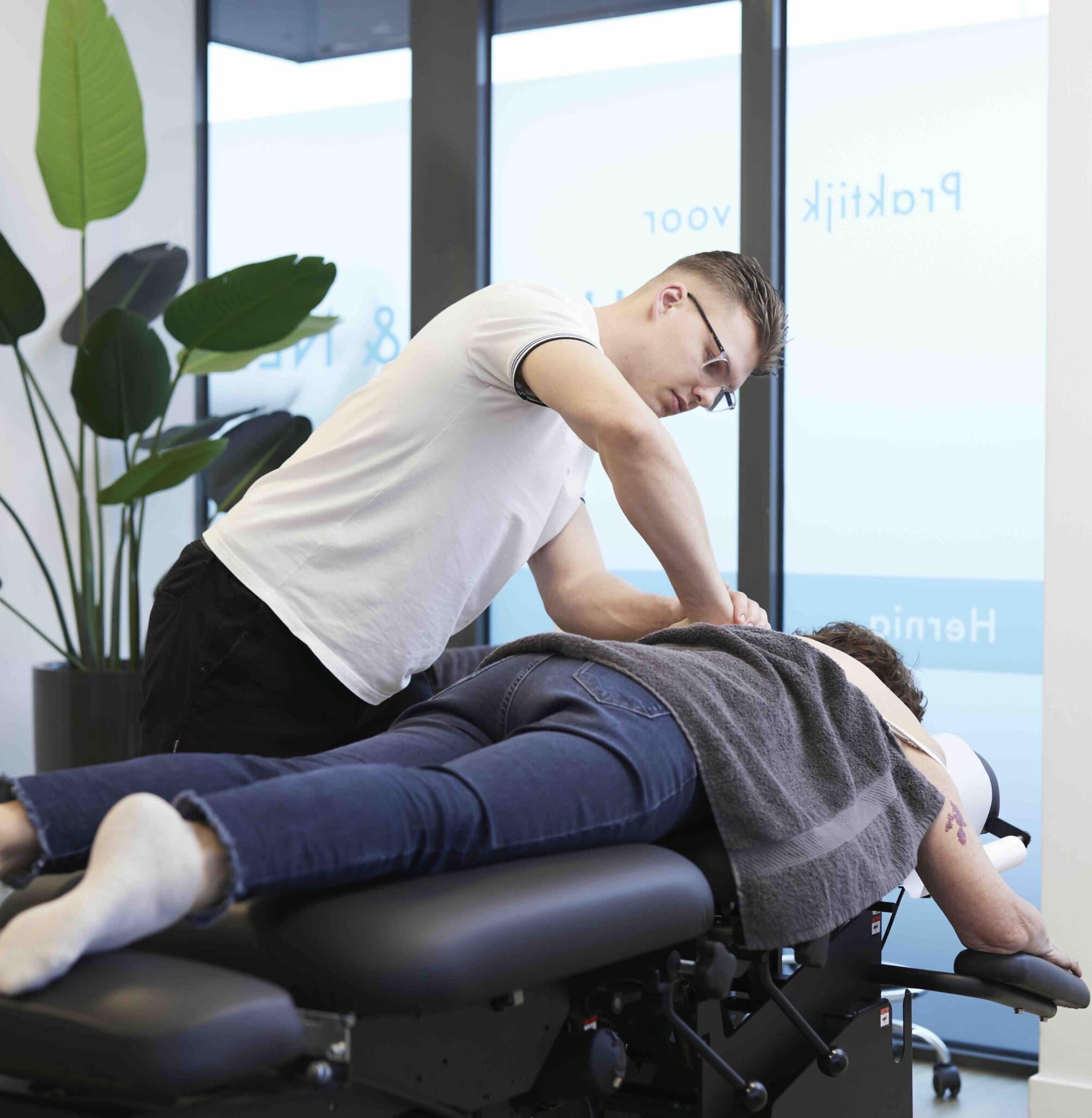 Verkrampte nekspieren – oorzaak, behandeling en tips - Spine Clinics